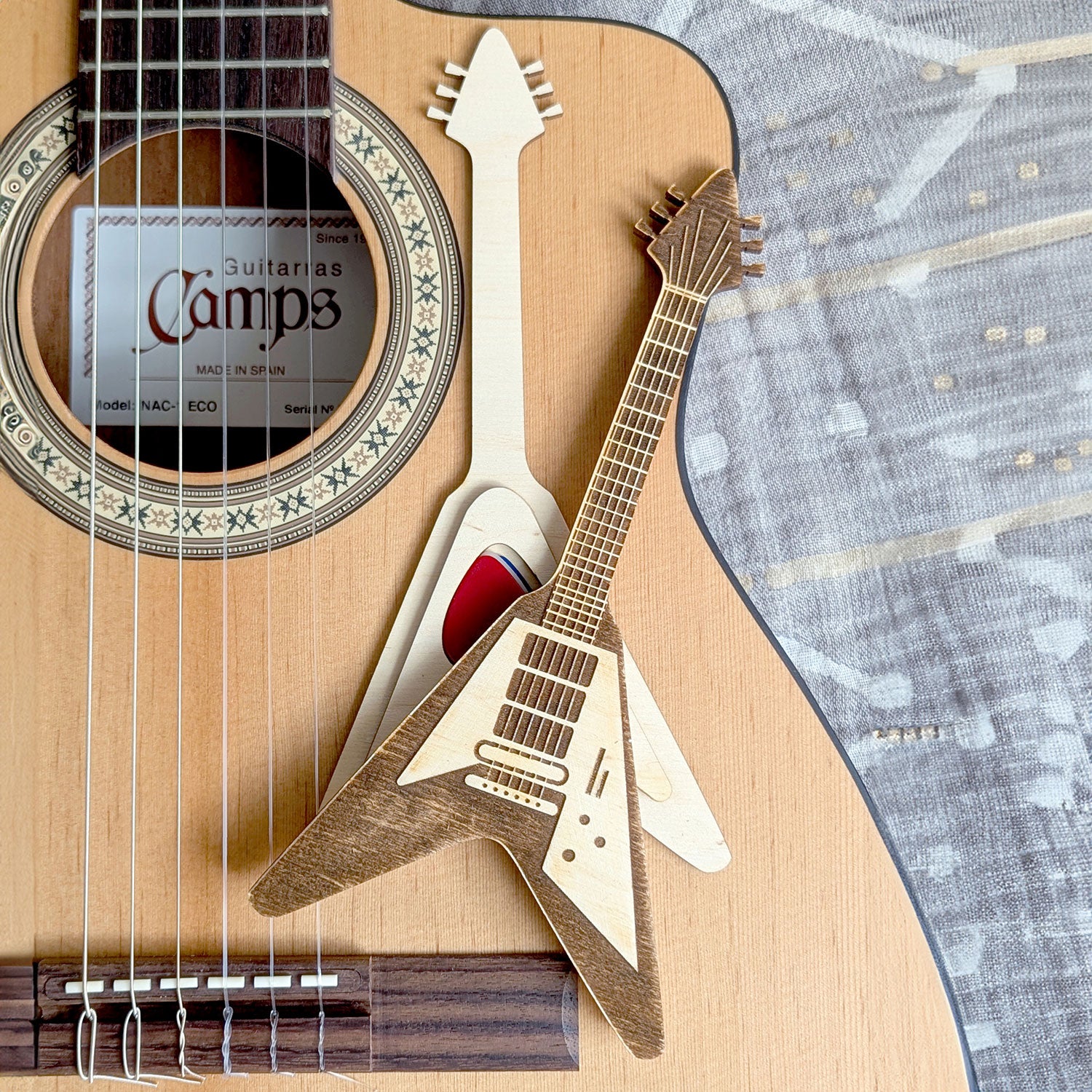 Guitar Pick Holder II – Compact Electro Guitar-Shaped Plectrum Storage ...